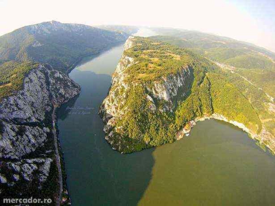 Doi tineri aflaţi în dificultate pe Dunăre au fost aduşi în siguranţă ...